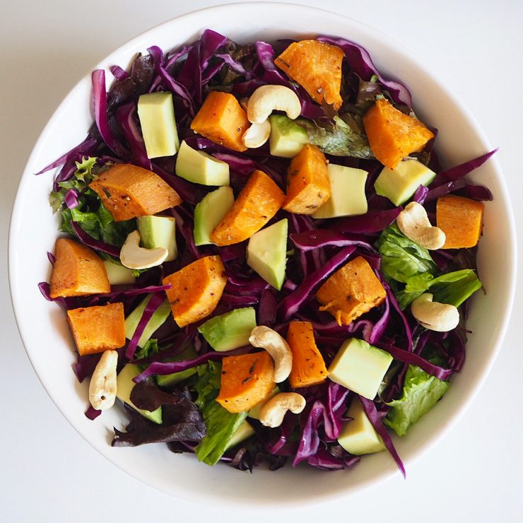 Fırınlanmış Tatlı Patates, Kırmızı Lahana ve Avokadolu Salata